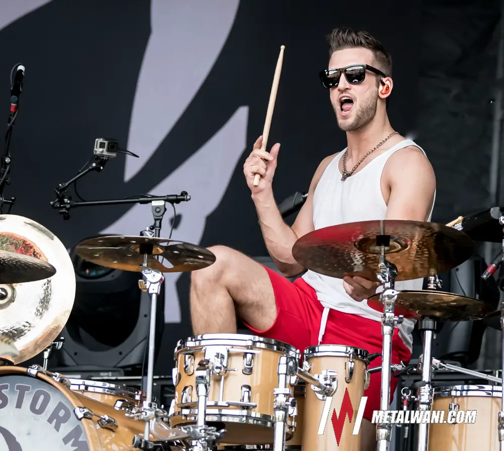 INTERVIEW: HALESTORM's Arejay Hale on Mental Health, 'Vicious' Concept ...