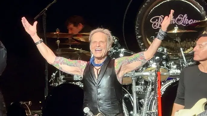 Watch David Lee Roth Makes Explosive Solo Comeback at M3 Rock Festival ...