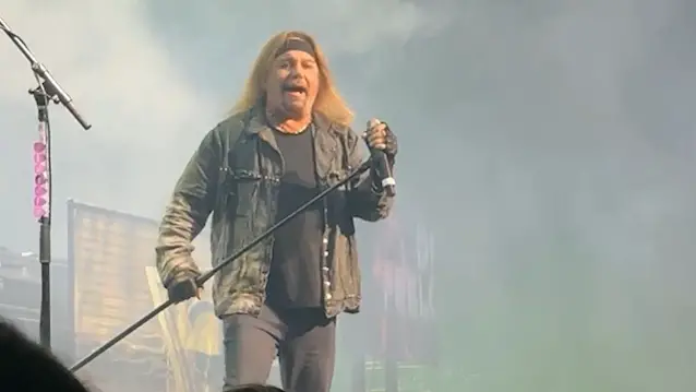MOTLEY CRUE Fans Tell Vince Neil to 'Just Quit' After Recent New York ...